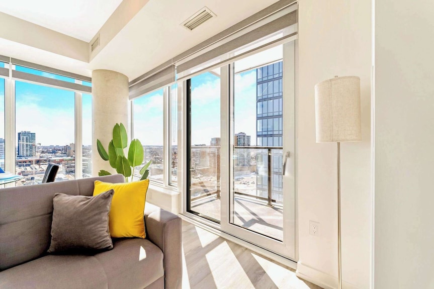 High Rise 1br Building With Gorgeous Views - Ontario