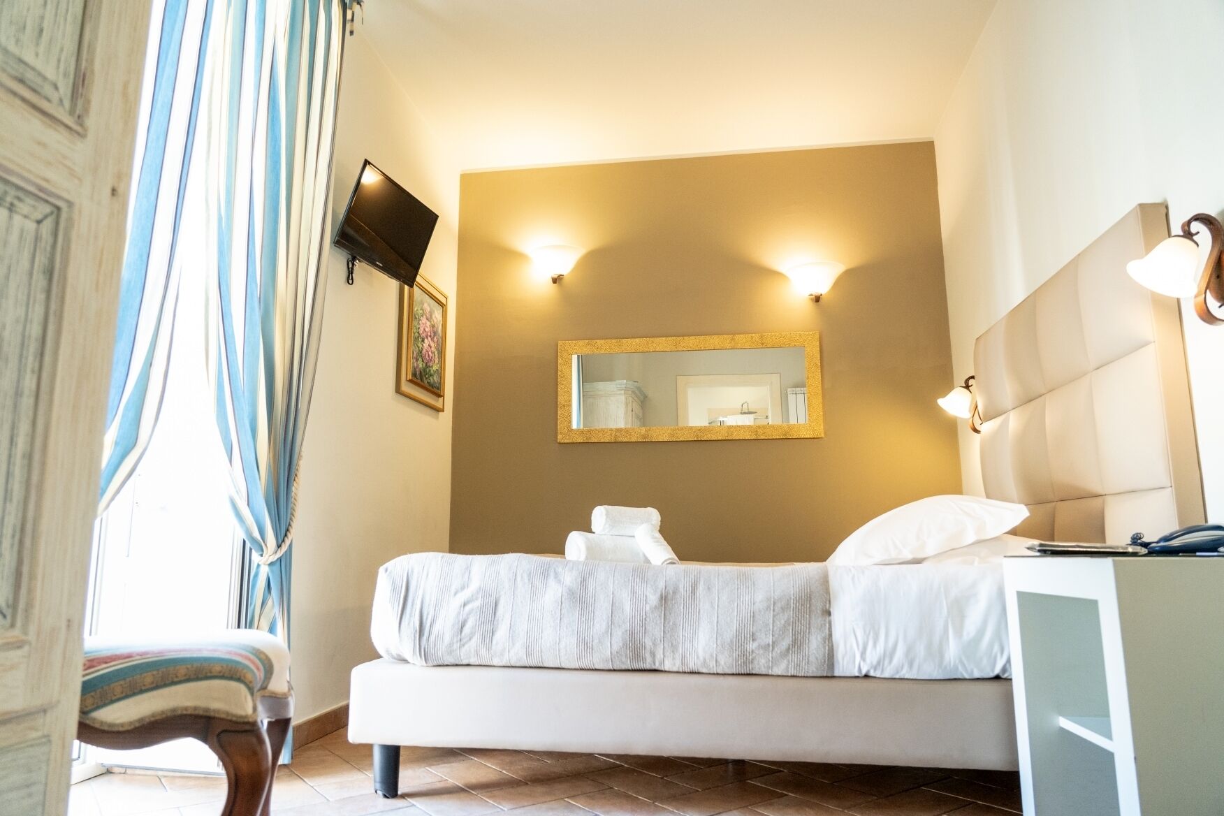 Quarto casal ou duplo luxo, vista para a cidade | Cofres nos quartos, escrivaninha, espaço de trabalho para notebook