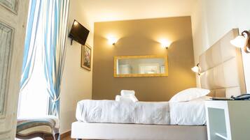 Quarto casal ou duplo luxo, vista para a cidade | Cofres nos quartos, escrivaninha, espaço de trabalho para notebook