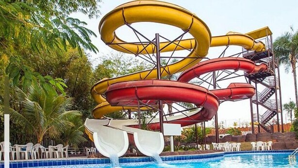 Um parque aquático com vários toboáguas e uma piscina.