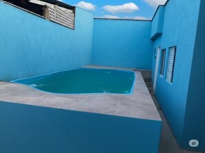 Piscina externa, funciona das 7h30 às 22h, espreguiçadeiras
