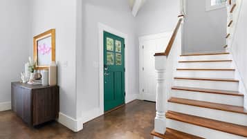 Casa geminada, 3 quartos, piscina particular | Saguão