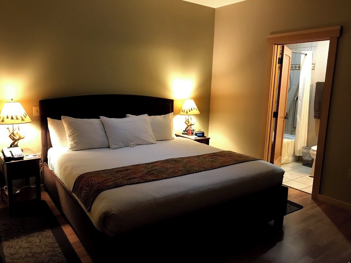 Suíte, 1 cama King, sacada, vista para o rio | Ferros/tábuas de passar roupa, Wi-Fi de cortesia, roupa de cama