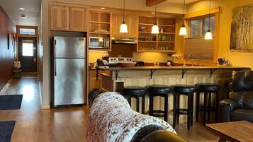 Suite, 2 camas queen-size, vista para o rio | Cozinha privada