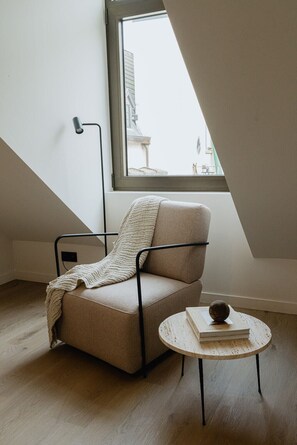 Suite-Estúdio Familiar | Sala de estar | Televisor de ecrã plano de 40 polegadas com canais digitais 