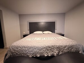 Quarto solteiro, 1 cama King | Wi-Fi de cortesia