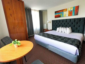 Quarto casal superior, vista para a cidade | Cofres nos quartos, escrivaninha, cortinas blackout, Wi-Fi de cortesia