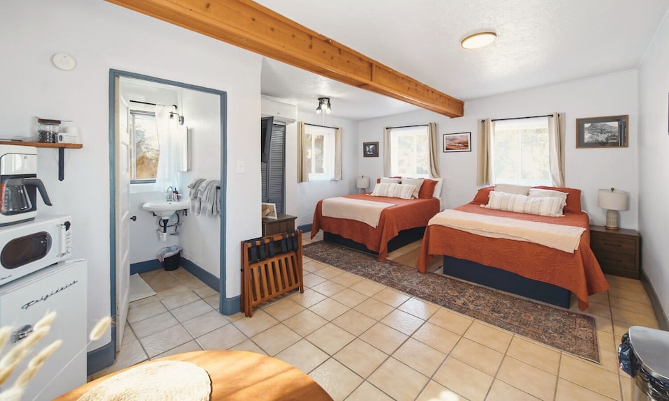 The Sunrise Studio (2 Queen Beds) - Truth or Consequences, NM