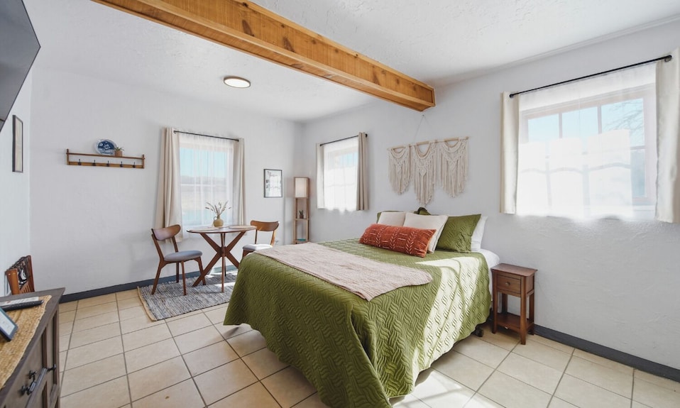 The Lakeview Kitchenette - 1 Queen Bed - Truth or Consequences, NM