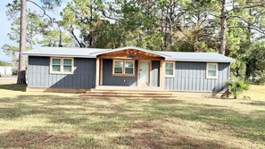 Sirens Rest-Small Town Charm- Minutes to the Beach Reviews, Deals ...