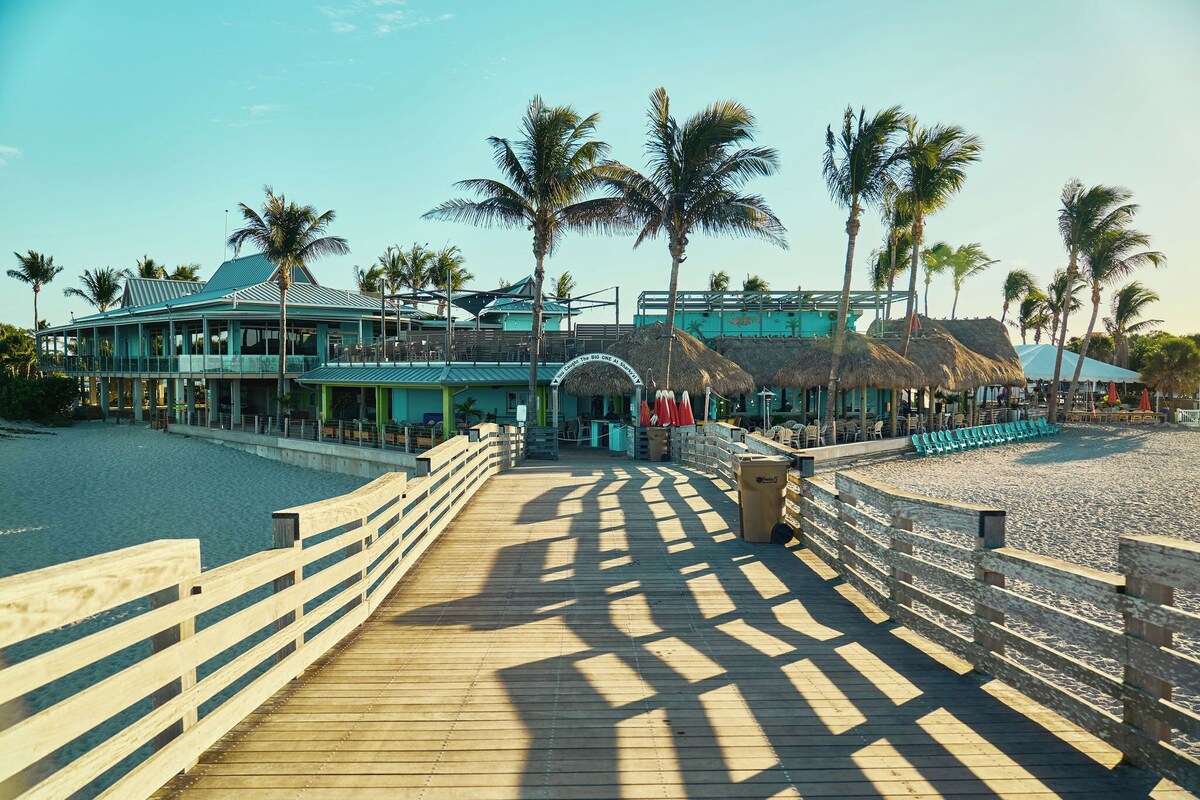 Venice Island stylish villa/2 bed 2 bath/heated swimspa/ walk to beach ...