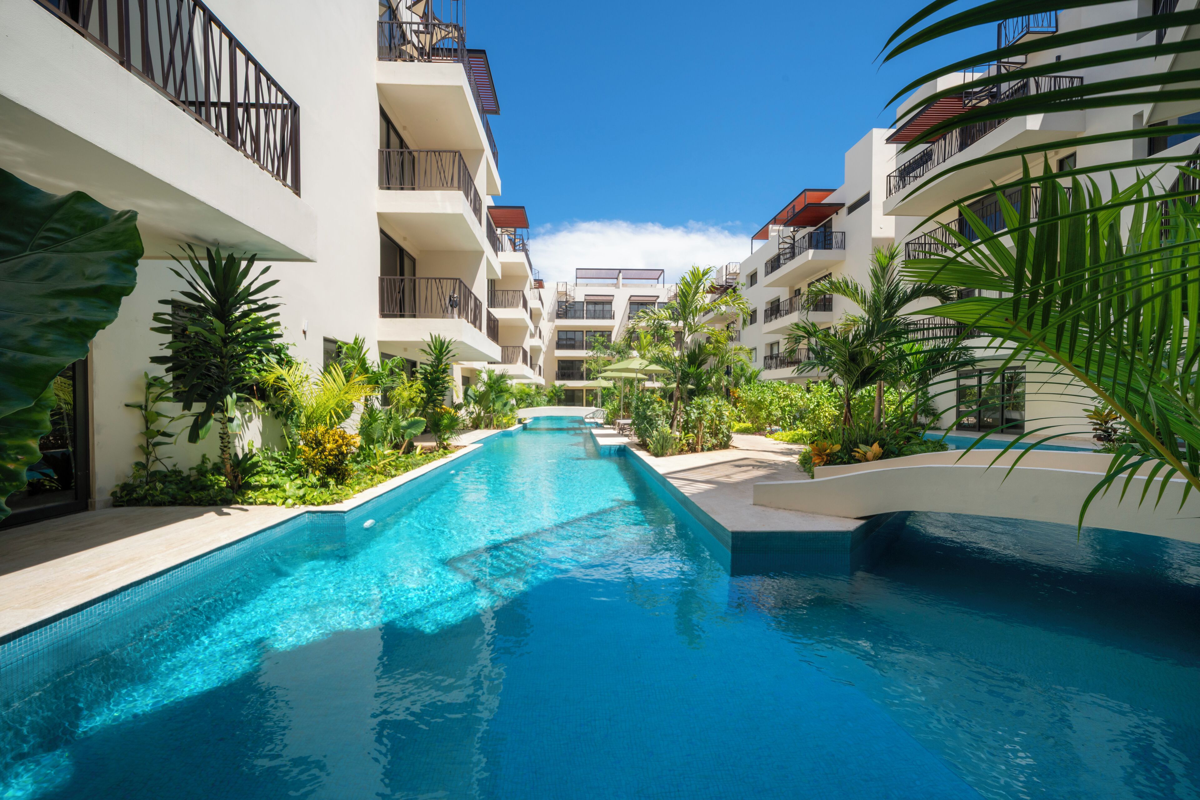 Piscina exterior, guarda-sóis, espreguiçadeiras 