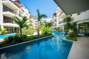 Piscina exterior, guarda-sóis, espreguiçadeiras 