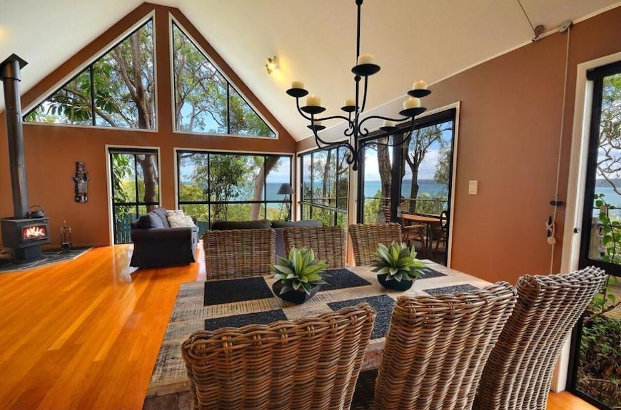 Private Luxury Island Retreat With Panoramic Bay Views - MacLeay Island