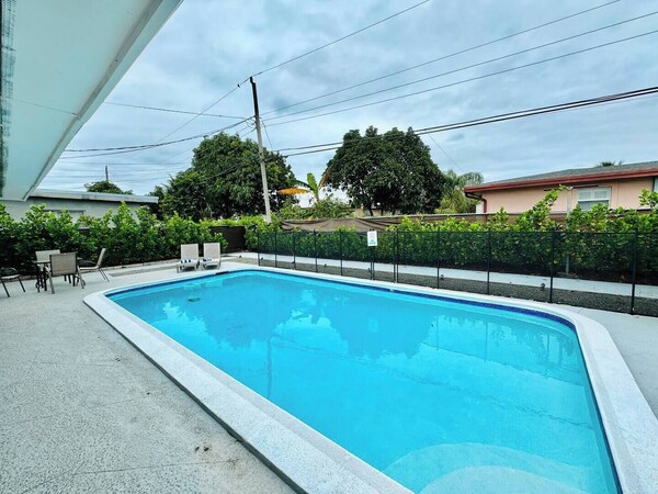 Modern King Suite Cozy Sofa Bed Near Everything - Pembroke Pines, FL