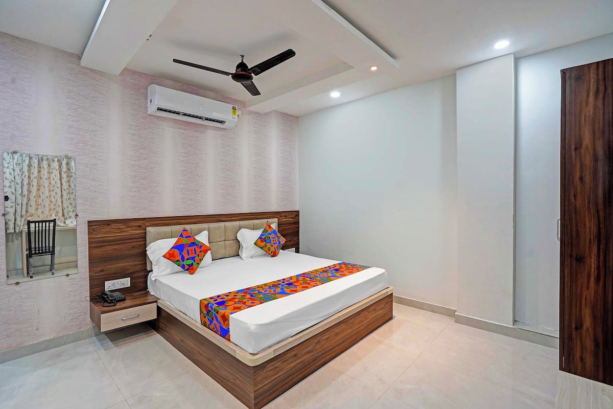 Quarto Deluxe | Lençóis de algodão egípcio, roupa de alta qualidade, cofre no quarto