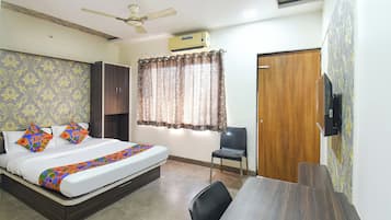 Quarto Deluxe | Lençóis de algodão egípcio, roupa de alta qualidade, cofre no quarto