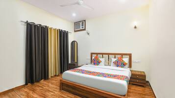 Quarto Deluxe | Lençóis de algodão egípcio, roupa de alta qualidade, cofre no quarto