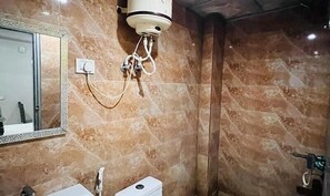 Um polibã, um chuveiro fixo, artigos de higiene pessoal grátis 