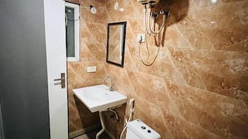 Um polibã, um chuveiro fixo, artigos de higiene pessoal grátis