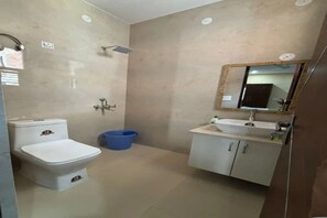 Um polibã, um chuveiro fixo, artigos de higiene pessoal grátis 