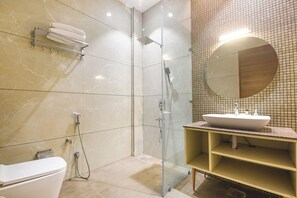 Quarto Premium | Casa de banho | Um polibã, um chuveiro fixo, artigos de higiene pessoal grátis 