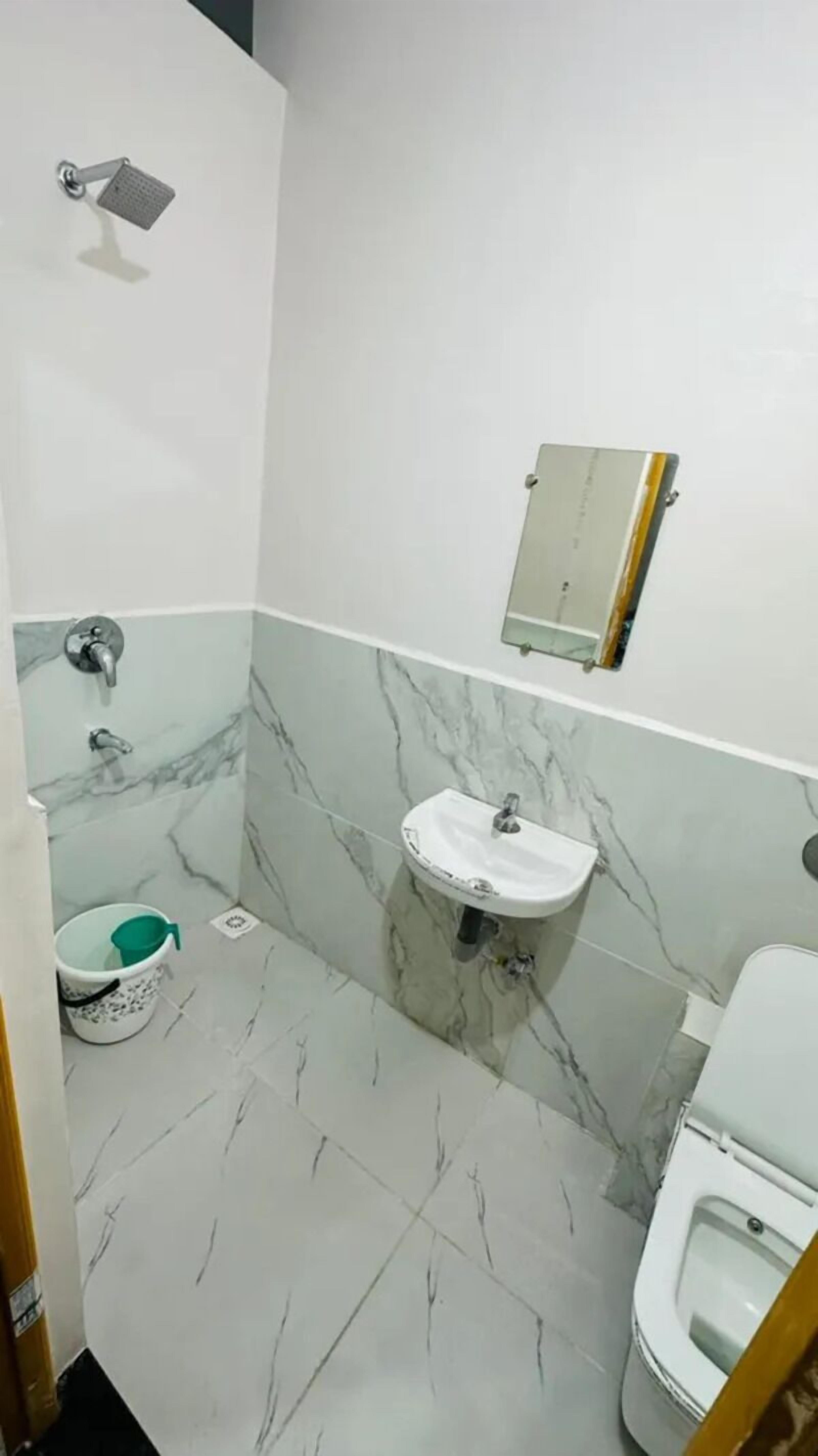 Quarto luxo | Banheiro | Chuveiro, chuveiro com efeito de chuva, produtos de toalete grátis 