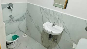 Quarto luxo | Banheiro | Chuveiro, chuveiro com efeito de chuva, produtos de toalete grátis