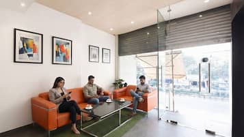 Área de estar no saguão