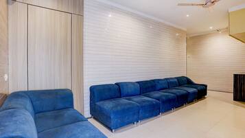 Área de estar no saguão