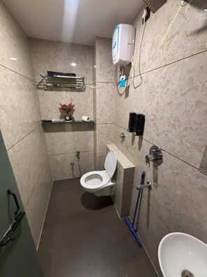 Um polibã, um chuveiro fixo, artigos de higiene pessoal grátis 