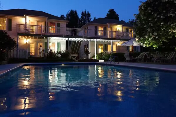 Cottage #12 - 1BR Upper-Level Tranquil Getaway Reviews, Deals & Photos ...