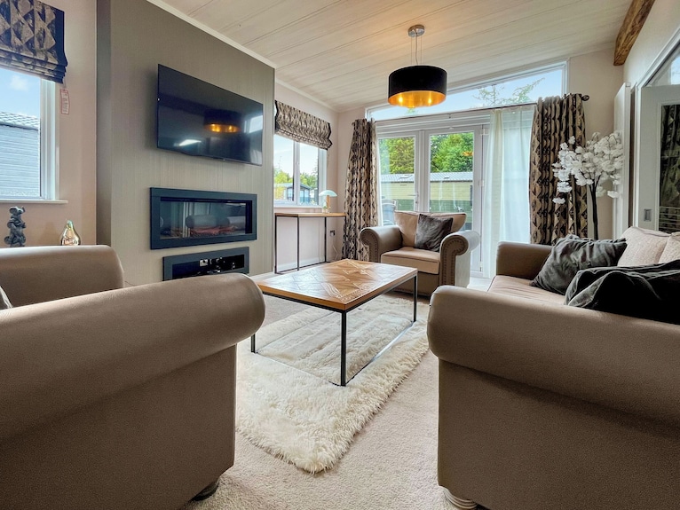 Scenic Lodge, Complete With Hot Tub And Spectacular Views Of The Ochil Hills. - Fife