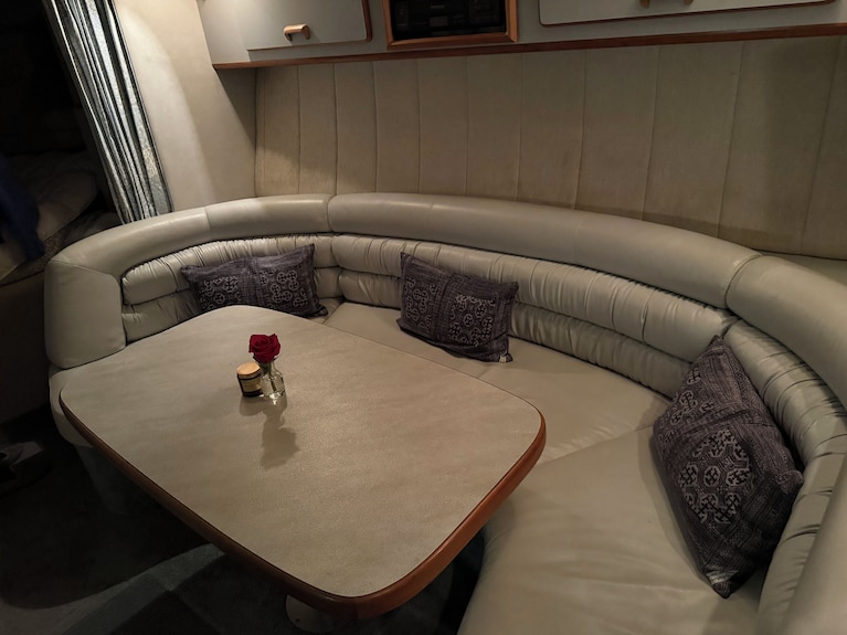 Luxury Yacht Stay. A Spacious Floating Getaway Awaits You! - 브리즈번