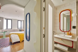 Quarto Deluxe, não fumadores, Vista para a cidade | Casa de banho | Um polibã, um secador de cabelo, chinelos, toalhas fornecidas 