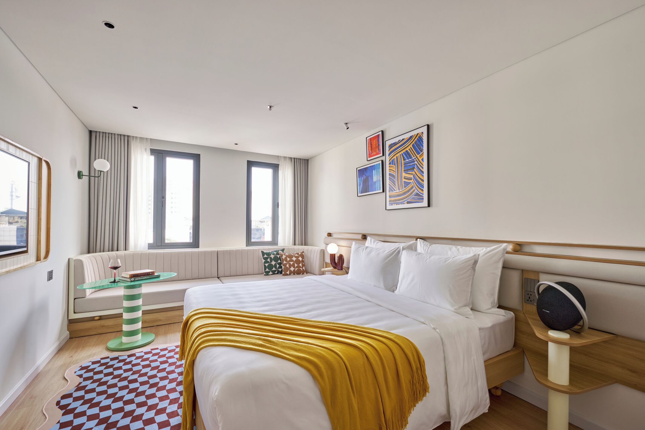 Quarto Deluxe, não fumadores, Vista para a cidade | Cofre no quarto, secretária, cortinas/cortinados opacos 