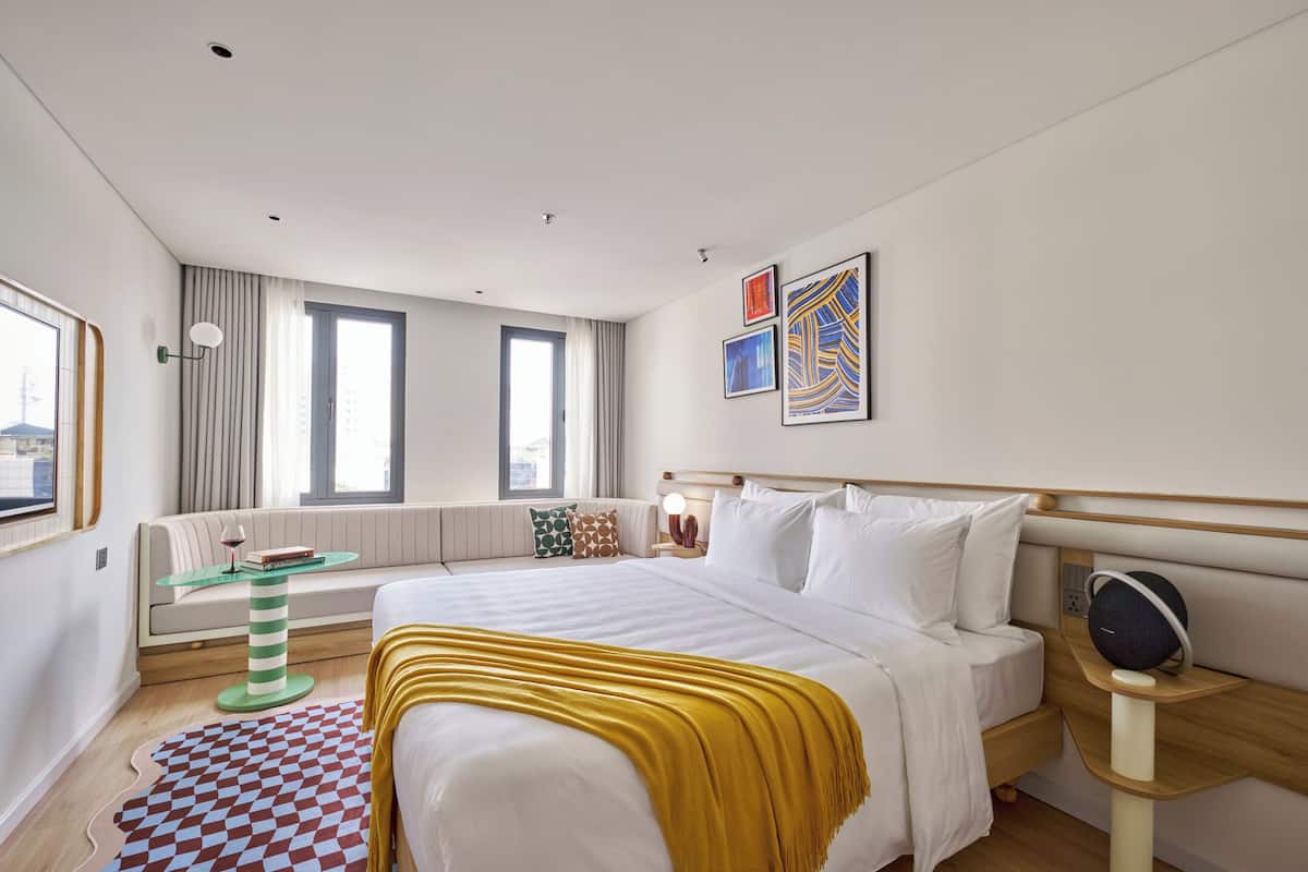 Quarto Deluxe, não fumadores, Vista para a cidade | Cofre no quarto, secretária, cortinas/cortinados opacos