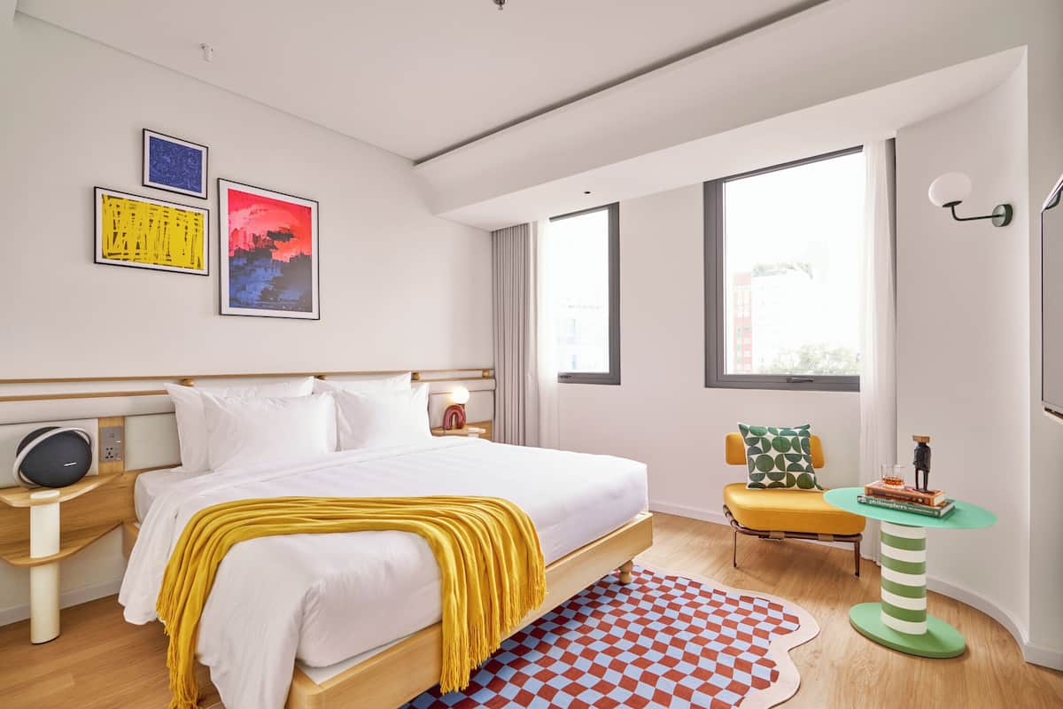 Quarto Deluxe, Vista para a cidade | Cofre no quarto, secretária, cortinas/cortinados opacos