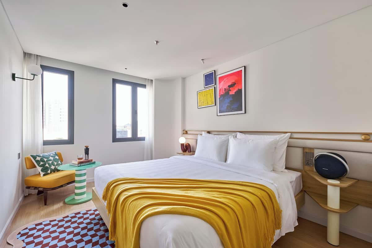 Quarto Superior, Vista para a cidade | Cofre no quarto, secretária, cortinas/cortinados opacos