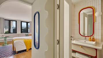 Quarto Deluxe, não fumadores, Vista para a cidade | Casa de banho | Um polibã, um secador de cabelo, chinelos, toalhas fornecidas