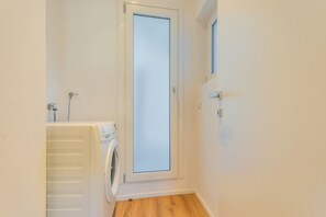 Villa (5 Bedrooms) | Casa de banho | Um bidé, toalhas fornecidas, sabão, champô 