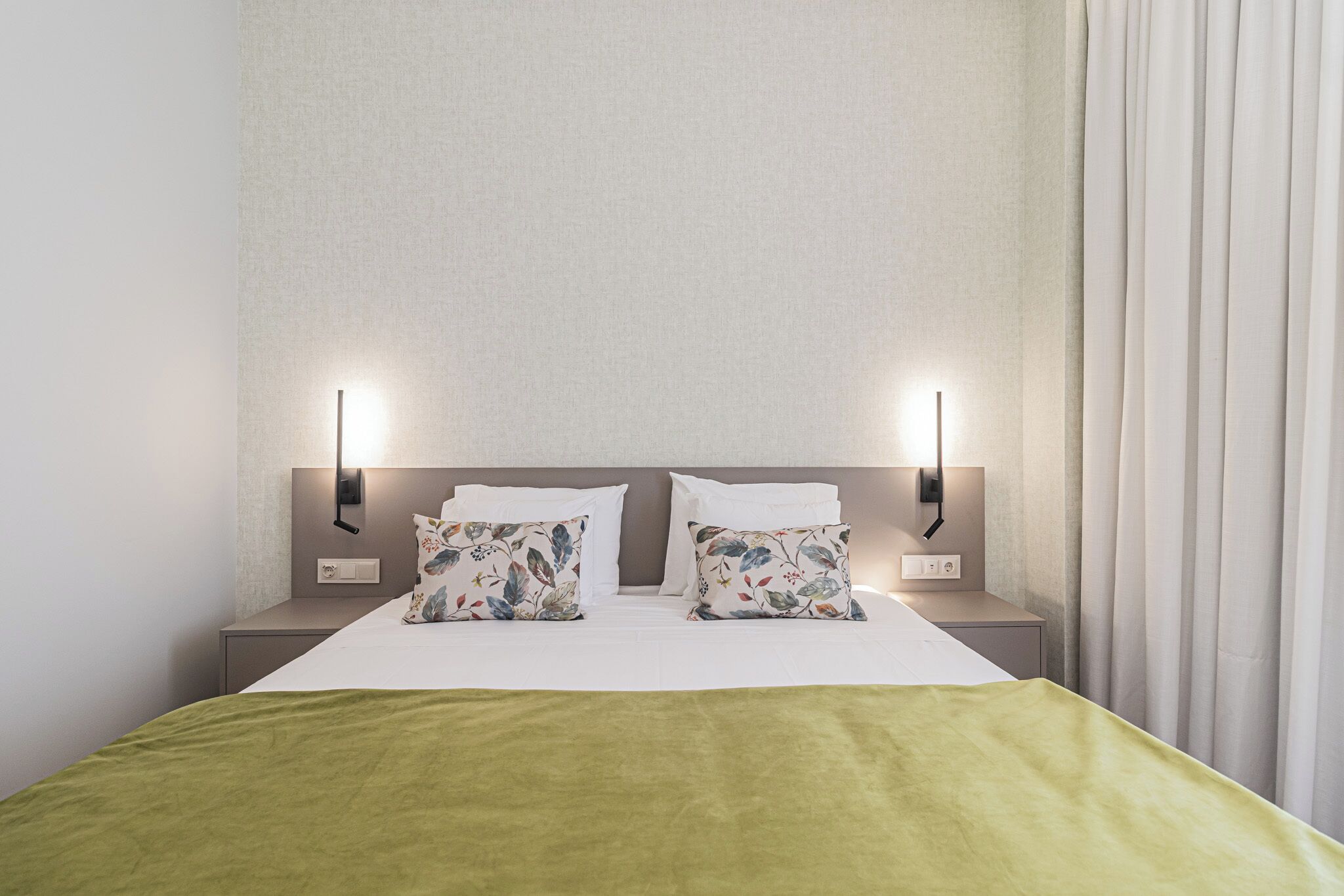 Quarto Duplo ou Twin Superior, Vista para a cidade | Cofre no quarto, secretária 