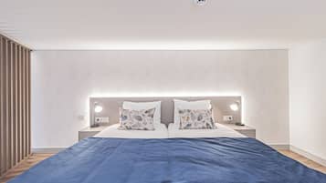 Quarto luxo, vista para a cidade | Cofres nos quartos, escrivaninha, espaço de trabalho para notebook