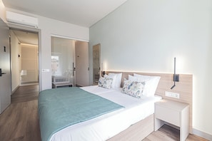 Quarto casal ou duplo executivo, sacada, vista para a cidade | Cofres nos quartos, escrivaninha, espaço de trabalho para notebook