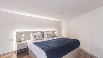 Quarto Deluxe, Vista para a cidade | Cofre no quarto, secretária