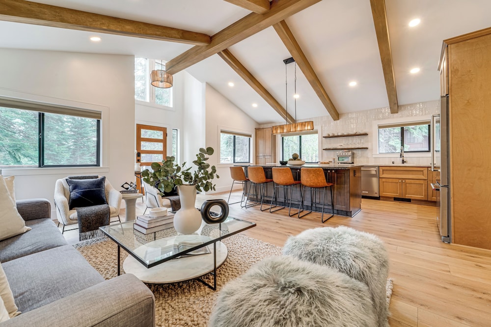 Walk To Gondola: Truckee Retreat W/ Resort Perks! - Olympic Valley, CA