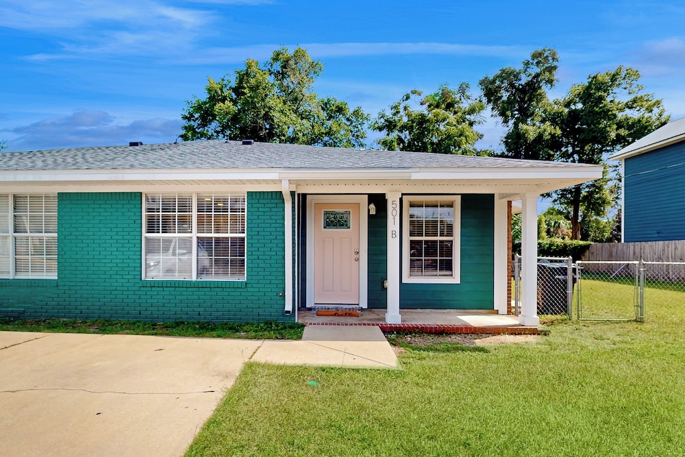 Cozy Duplex Spacious Close To Everything - Pensacola, FL