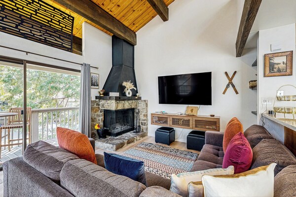 1br Townhome W/ Loft, Pool Access, & Beach Gear - Lake Tahoe