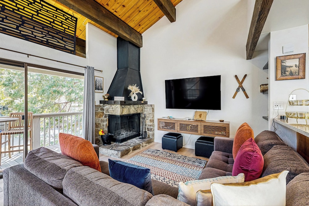 1br Townhome W/ Loft, Pool Access, & Beach Gear - Kings Beach, CA