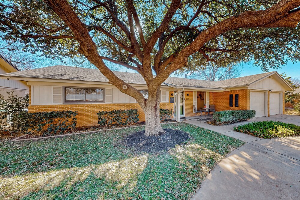 3br Dog-friendly Mid-century Modern Home W/ Yard - Lubbock, TX